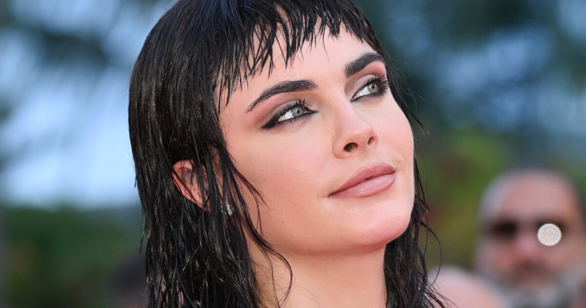 Cara Delevingne: To almost goth look στις Κάννες -έστω και για μια μέρα