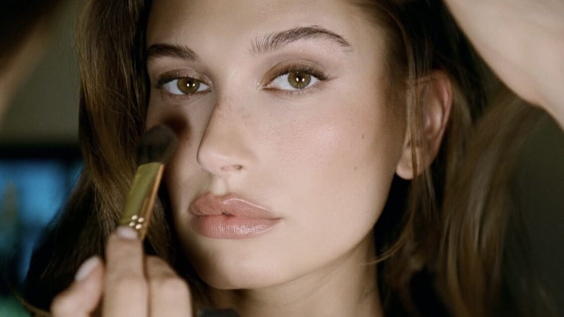 Hailey Bieber: Το κορίτσι που έγινε Estée Lauder σε μια νύχτα