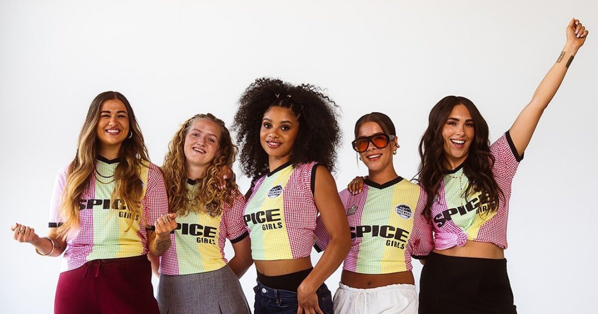 Spice Girls x Admiral: Eπιστροφή με ρετρό ποδοσφαιρική φανέλα
