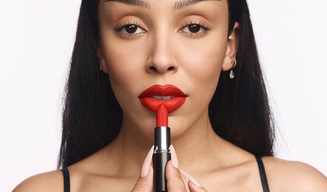 Η μέρα που η Doja Cat έφαγε το MAC κραγιόν της