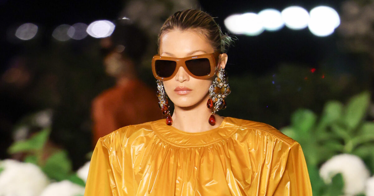 Saint Laurent: Η επιστροφή της Bella Hadid στην πασαρέλα