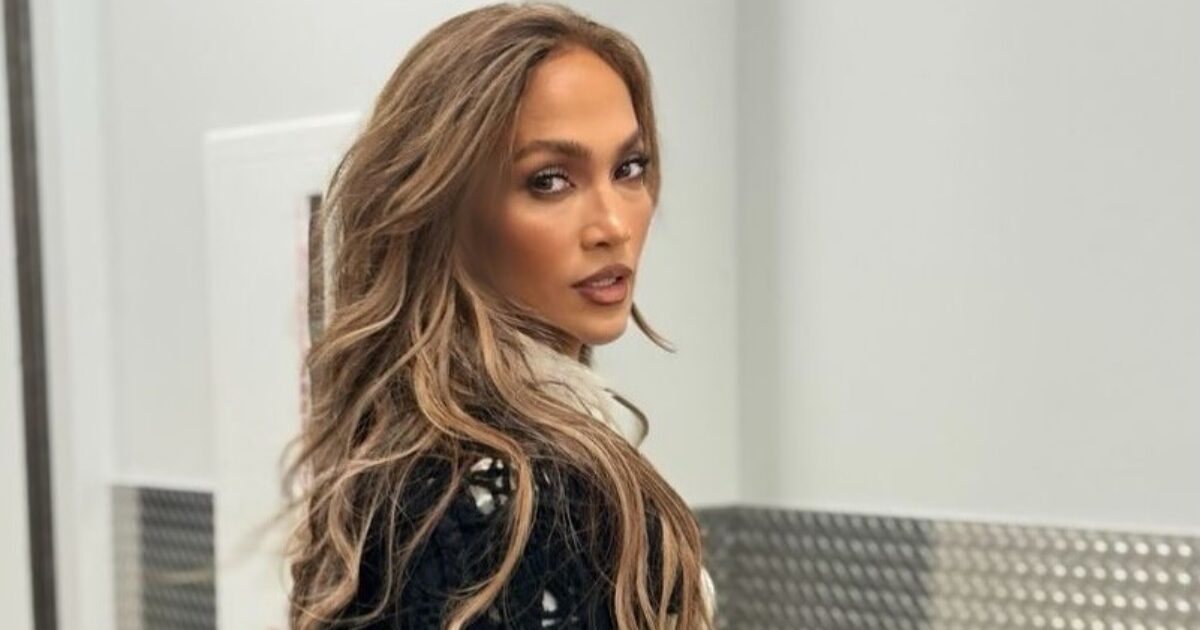 Η Jennifer Lopez φοράει την πιο trendy φούστα της σεζόν