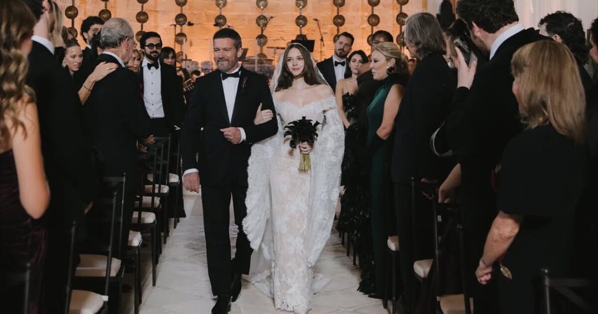 Stella Banderas: Η κόρη του Antonio φόρεσε ένα ονειρικό νυφικό