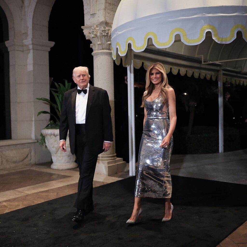 Melania Trump: Εκθαμβωτική εμφάνιση στο Mar-a-Lago